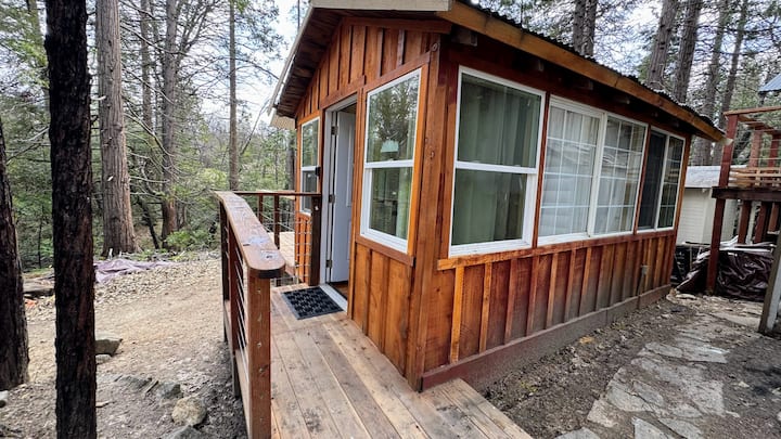 Charming And Romantic Cabana - Bass Lake, CA