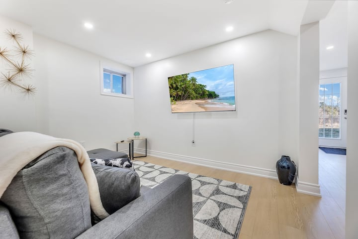 Aqua Dream: Modern Private Apt 2b/1b, 5g, Kitchen - Pickering