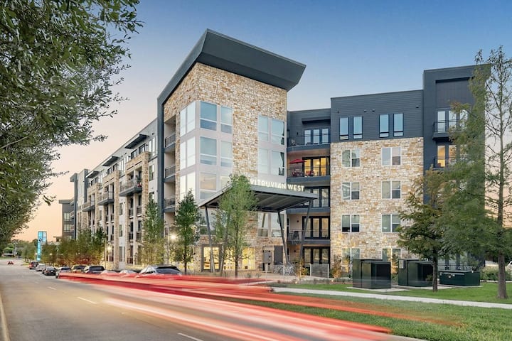 Modern Luxe Retreat- Pool, Wi-fi, Parking - Farmers Branch, TX