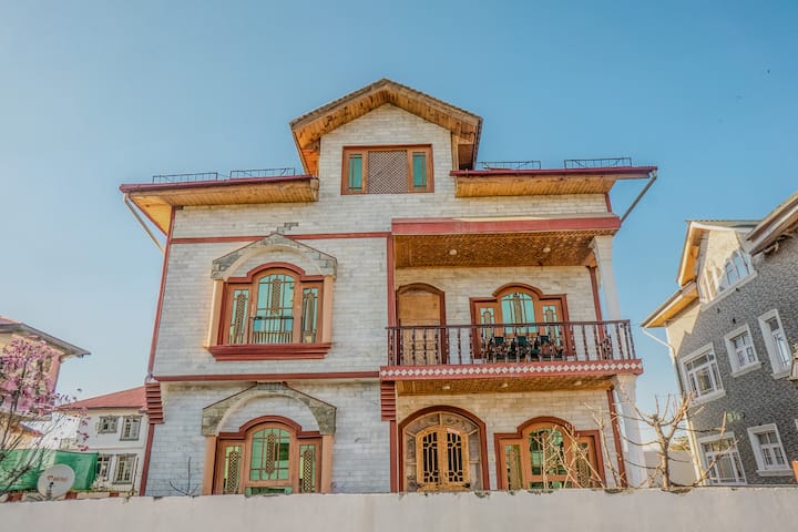Simba Homestay|5br| With Breakfast By Homeyhuts - Srinagar