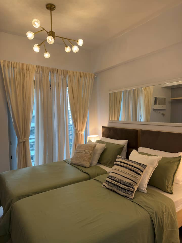 Cozy Makati Studio For Staycation - Salcedo Square - Manila