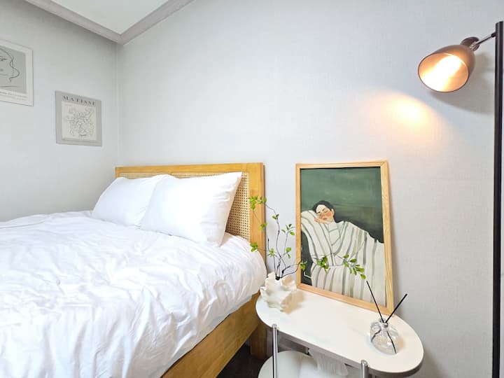 한옥마을도보7분/전주역,터미널차량10분내외/숙소앞무료주차/호텔식침구쾌적한감성숙소/연인,가족 - Jeonju-si