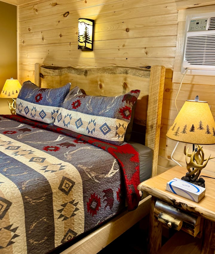 Romantic King Studio W/ Private Jacuzzi & Pool - Lake George, NY