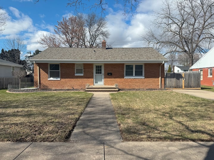 Cozy 3br Retreat | Appleton Downtown | Sleeps 7 - Appleton, WI