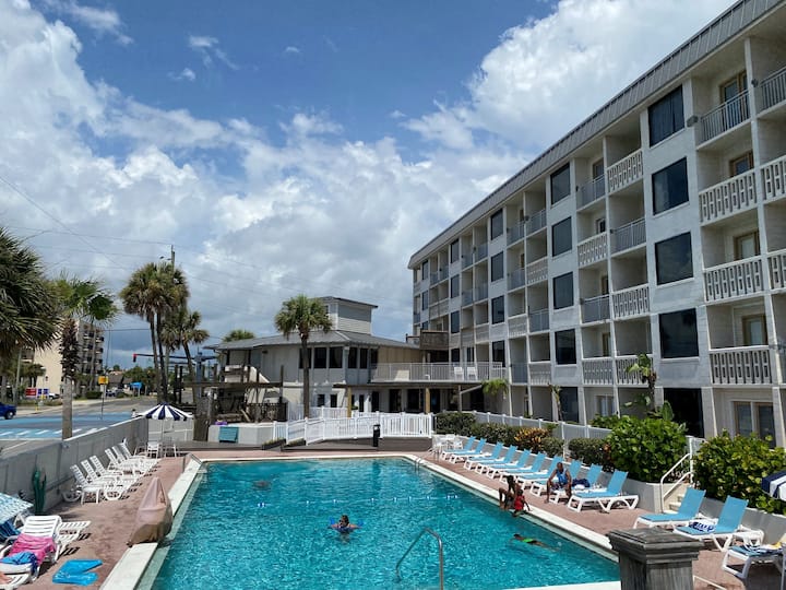 Pool View Charmer On The Beach - デートナ・ビーチ, FL