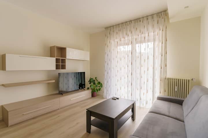 Modern And Central – Sleeps 6 With Parking - Bergame