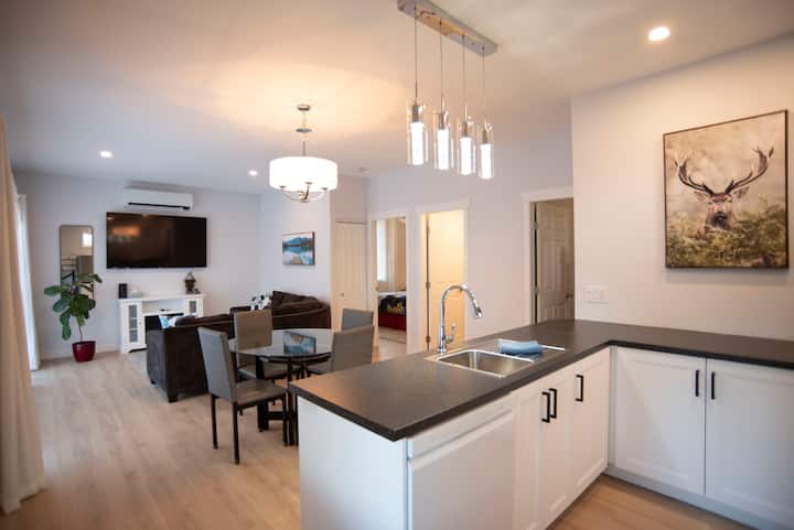 Bright, Modern 2 Bedroom, 3 Bed With Kitchenette - Kelowna