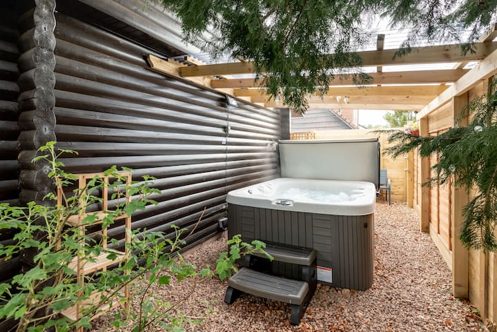 Weetwo - Cute Log Cabin Apt & Covered Hot Tub - Cupar
