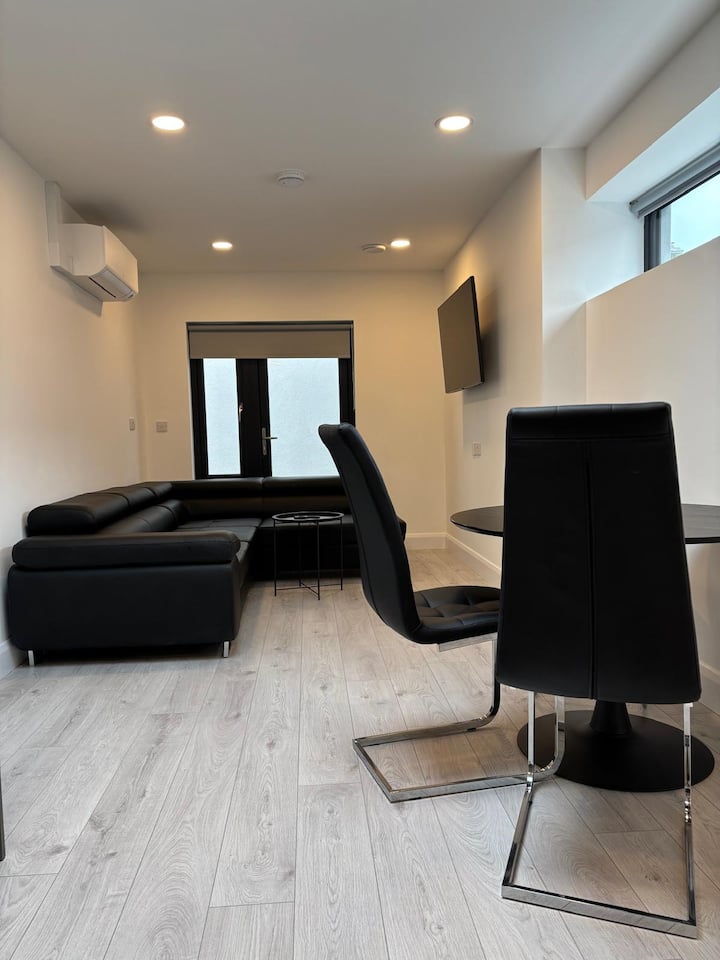 Deluxe Town Centre Apartment For 2 - Midleton
