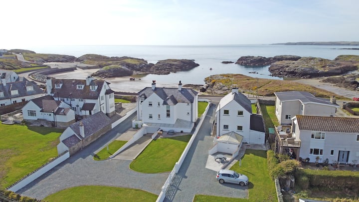 Porth House -Beach Front-3 Bed-3 Bath -Sauna & Spa - Trearddur Bay