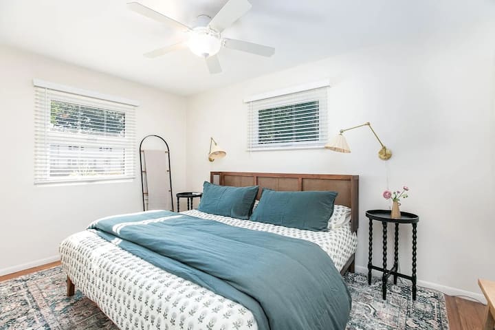 Walk To Nd! * King Bed * Firepit * Fast Wi-fi - Mishawaka, IN