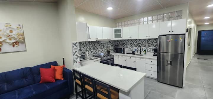 Prime Location! Walk To Restaurants - San Salvador
