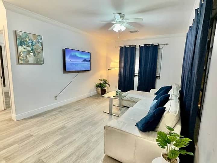 Modern 1 Bed Villa Close To Beach And Downtown ! - Hollywood, FL