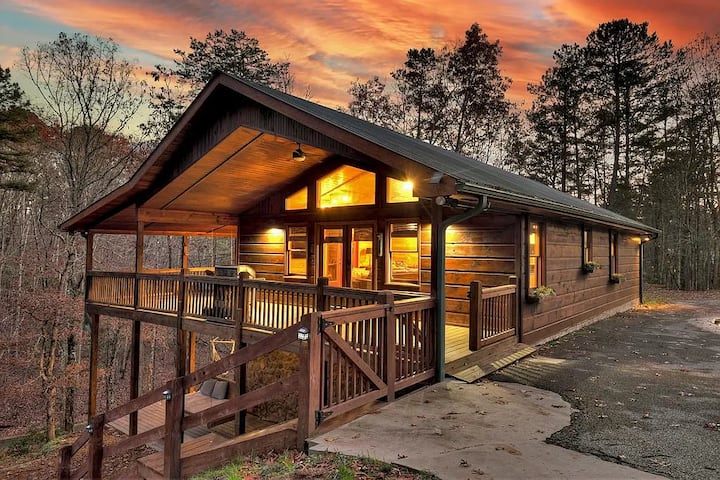 1 Mile From Downtown ~Sleeps 10 ~Hot Tub Fire Pit~ - Blue Ridge, GA