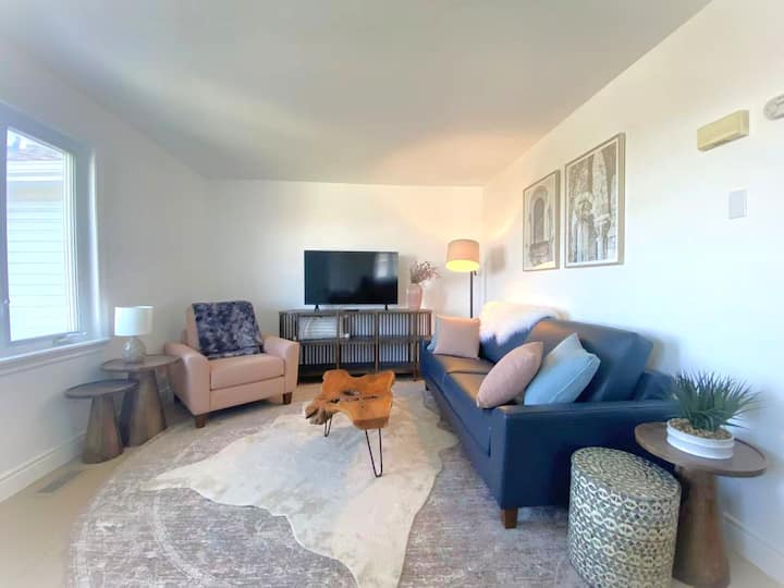 Beautiful Hilltop Guest Suite - Peterborough, ON, Canada