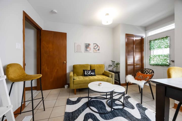 Urban  Chic 2-bdm On Trendy Shaw St-pkg & Yard - Toronto