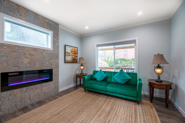 Chic & Modern 6b4b House – Prime Seattle Location! - Seattle, WA