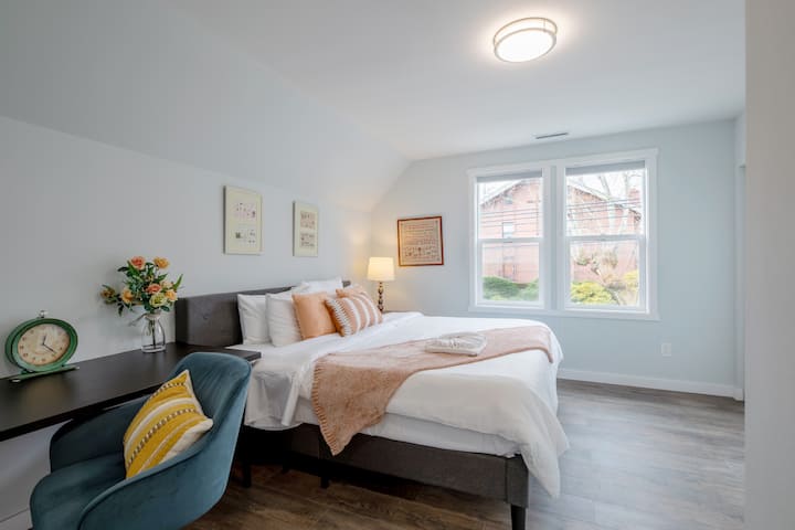 Chic & Modern 6b4b House – Prime Seattle Location! - Seattle, WA