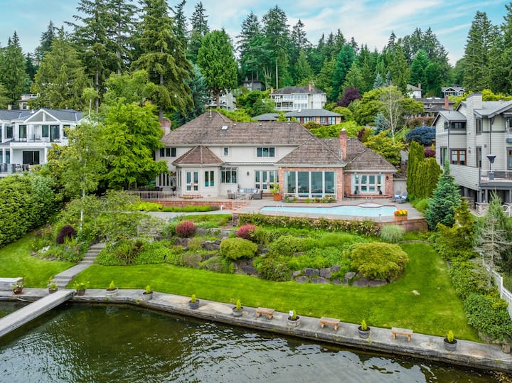 Stunning Waterfront Mansion W Pool/hot-tub - Bellevue, WA