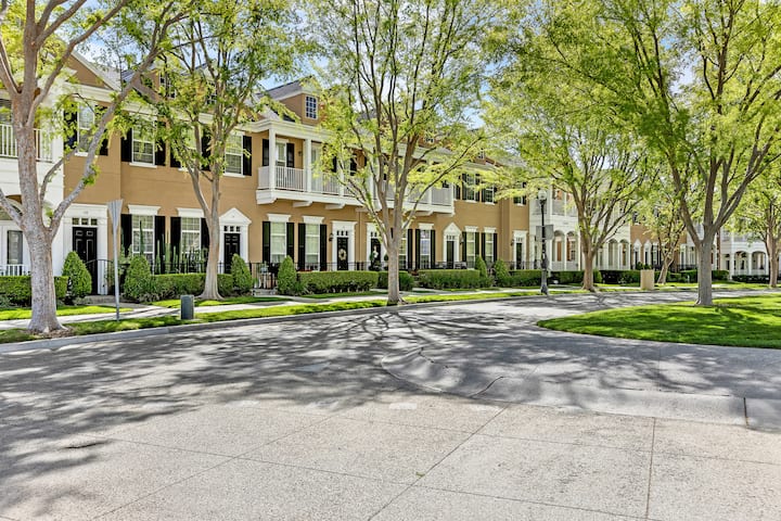 Bridgeport Community Townhome | Private | Pool - Santa Clarita, CA