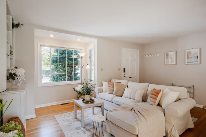 Spacious 3b2b Retreat | Near Uw & U Village - Seattle, WA