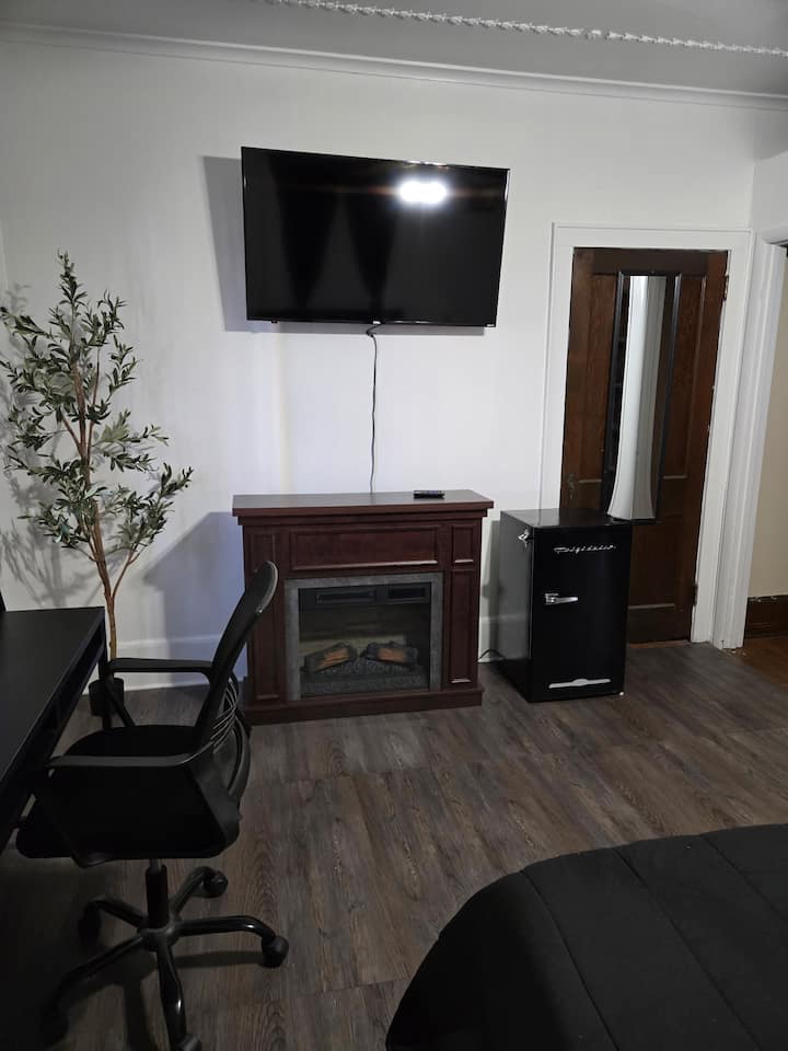 Cozy Mansion Rm | Wifi+tv+fridge - Binghamton, NY