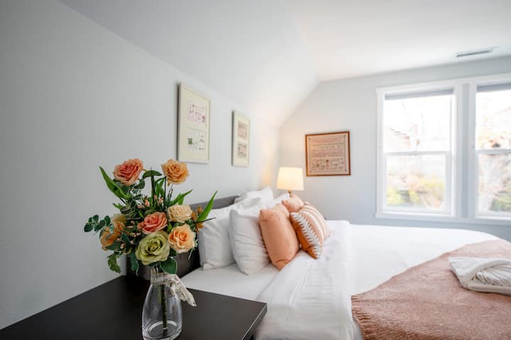 Bright & Airy 4b3b Upper Unit @ Capital Hill - Seattle, WA