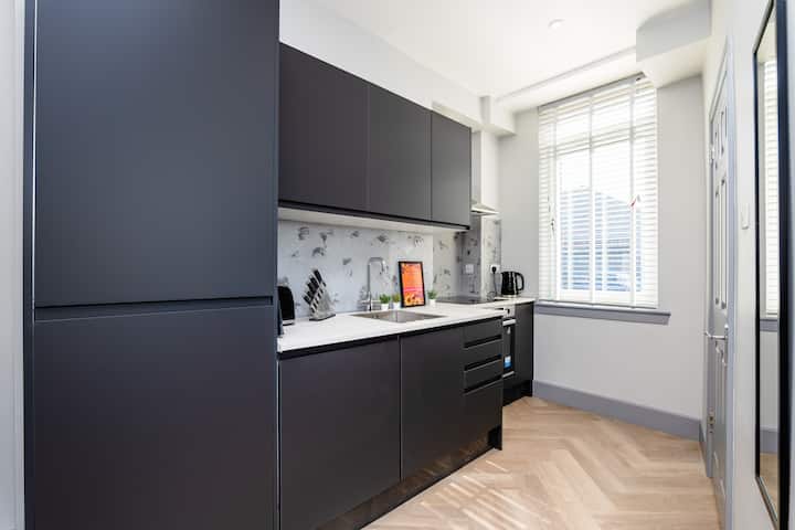 1-bed Apartment-free Parking - By Holiday Homes - Edinburgh