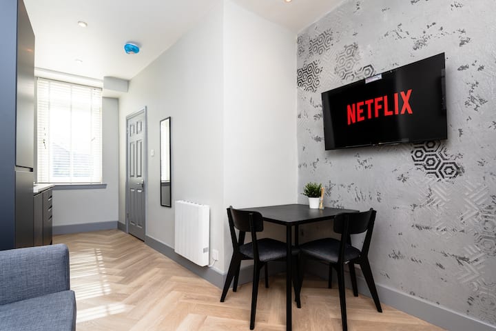 1 Bedroom Apartment-free Parking - Leith