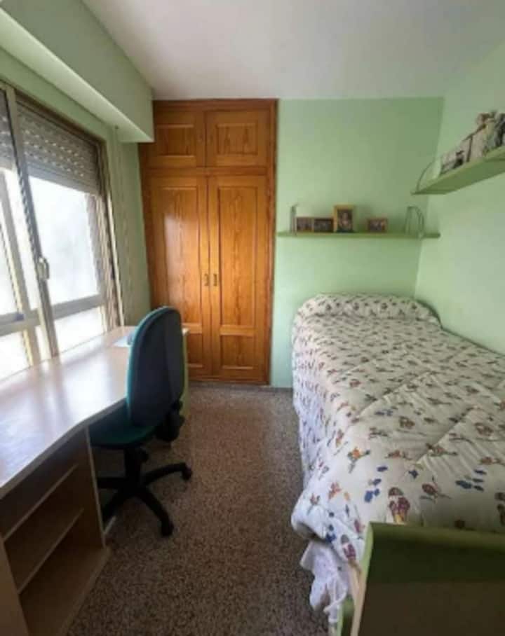 Habitación Luminosa En Benalúa - Alicante