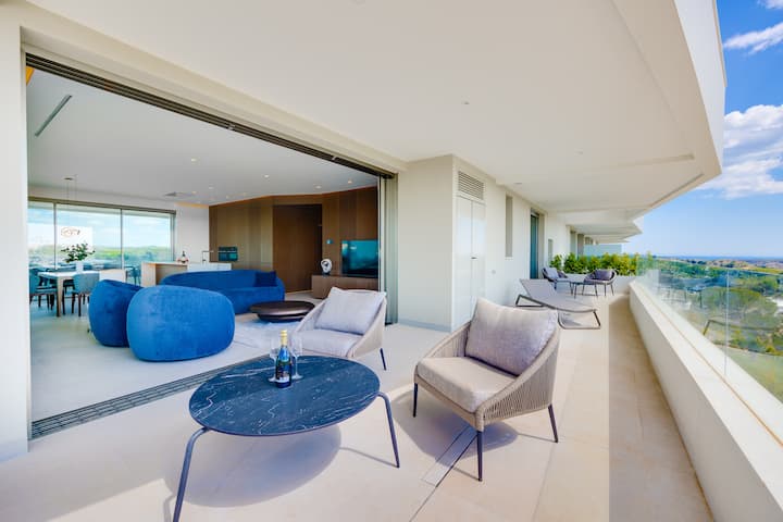 Luxury Apartment Overlooking Golf& Sea/las Colinas - Spain