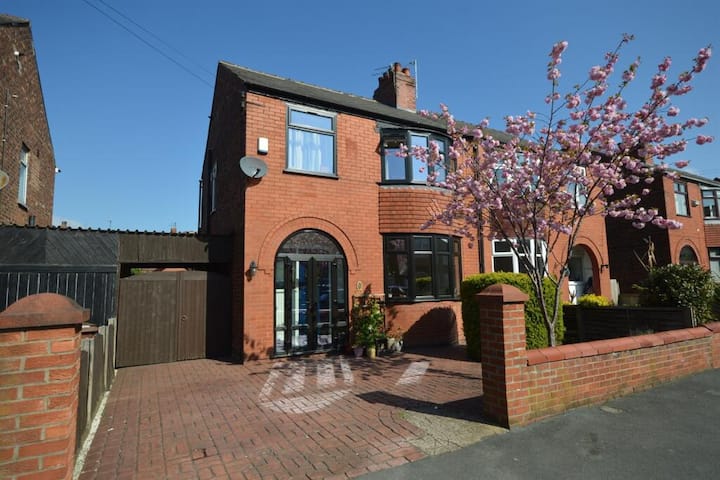 Peaceful House With Conservatory - Stockport