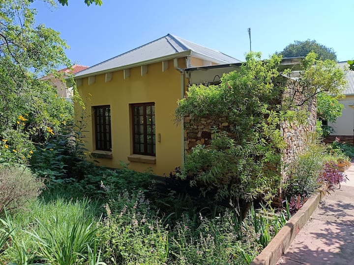 Tranquil Garden Cottage For Long-term Rental - Johannesburg