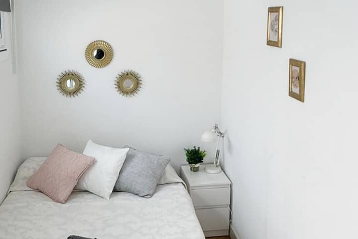 Room With Window And Aircon - Santa Coloma de Gramanet