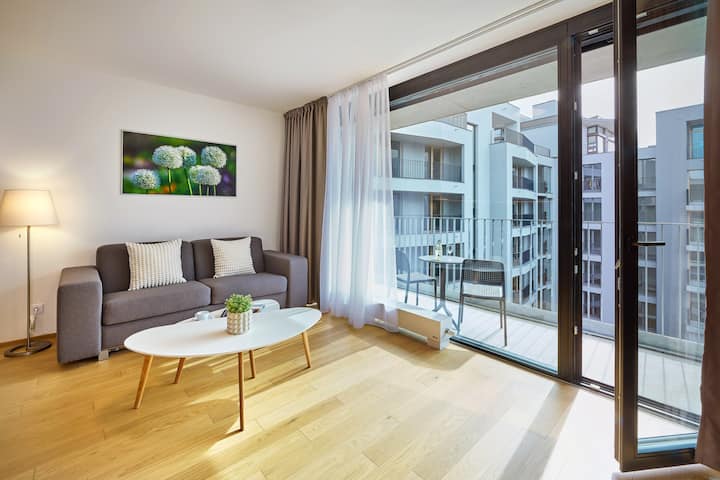 Balcony Two-bedroom Apartment - Praga