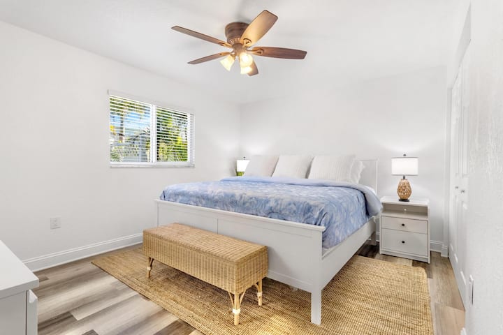 Newly Renovated Indian Rocks Beach Condo King Bed - Belleair Beach, FL