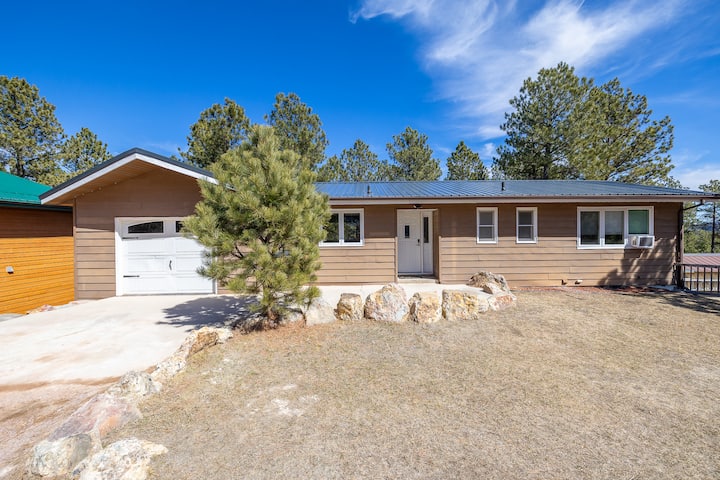 Charming Custer Pines With Hot Tub & Pet Friendly - Custer, SD