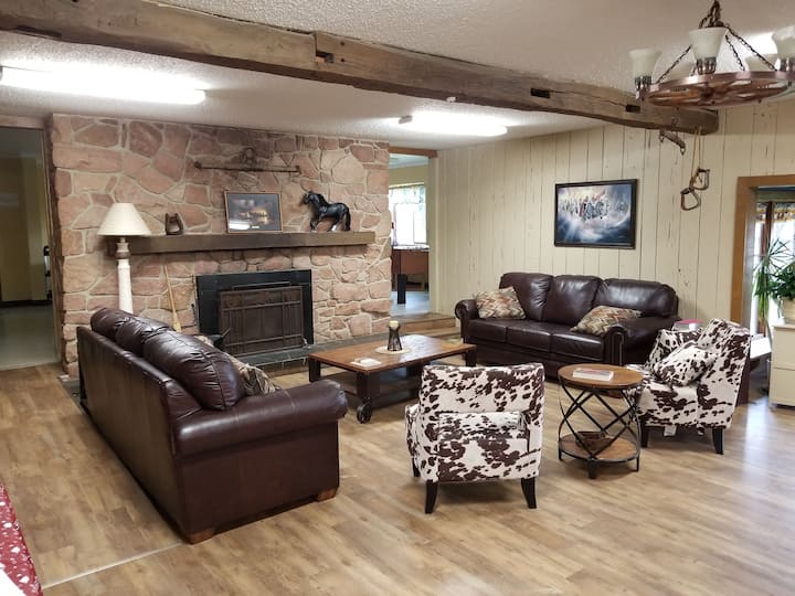 The Ranch House - Entire Lodge At The Wolfe Ranch - Iowa