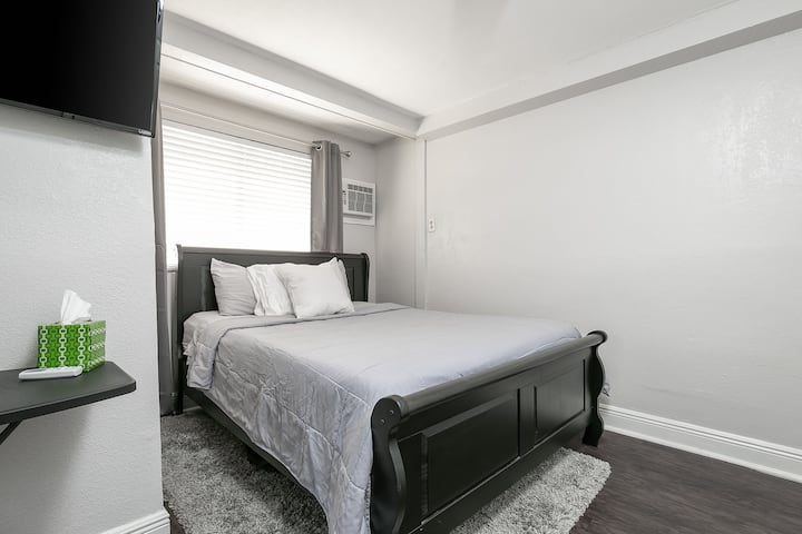 Close To Downtown - Bright Studio Apartment! - St. Petersburg, FL