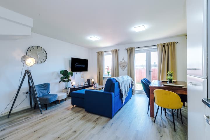 Large 5-bed | Free Park | Garden | Great Location - Bury