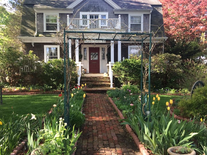 Just Off The Uri Campus (Room 1) - Narragansett, RI