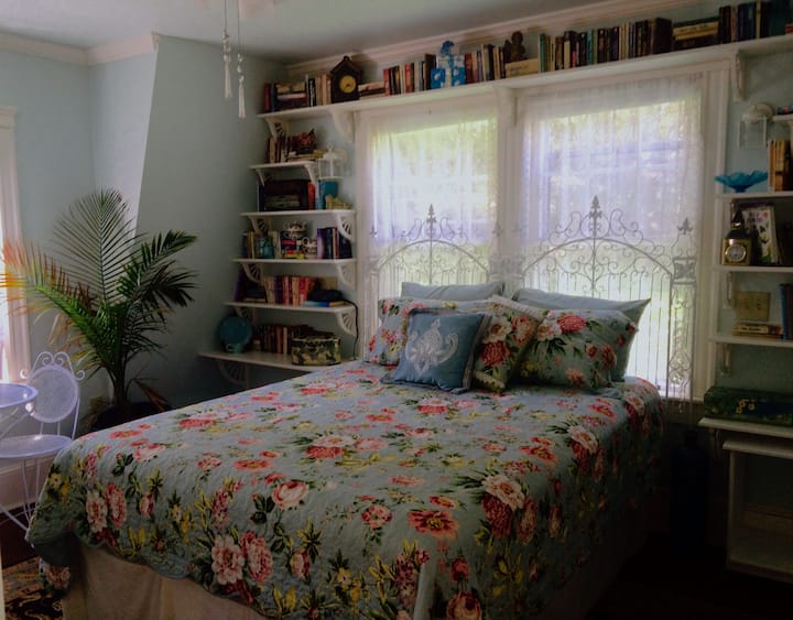 Just Off The Uri Campus (Room 3) - Narragansett, RI