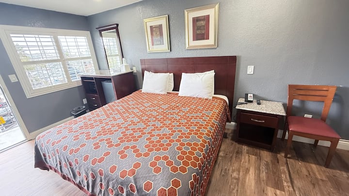 Kngf- 1 King & 1 Full Bed - Santa Cruz, CA