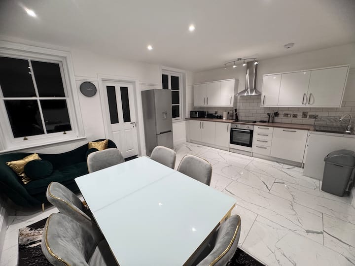 Luxury Furnished 2-king Sizes Bedroom Flat - Croydon