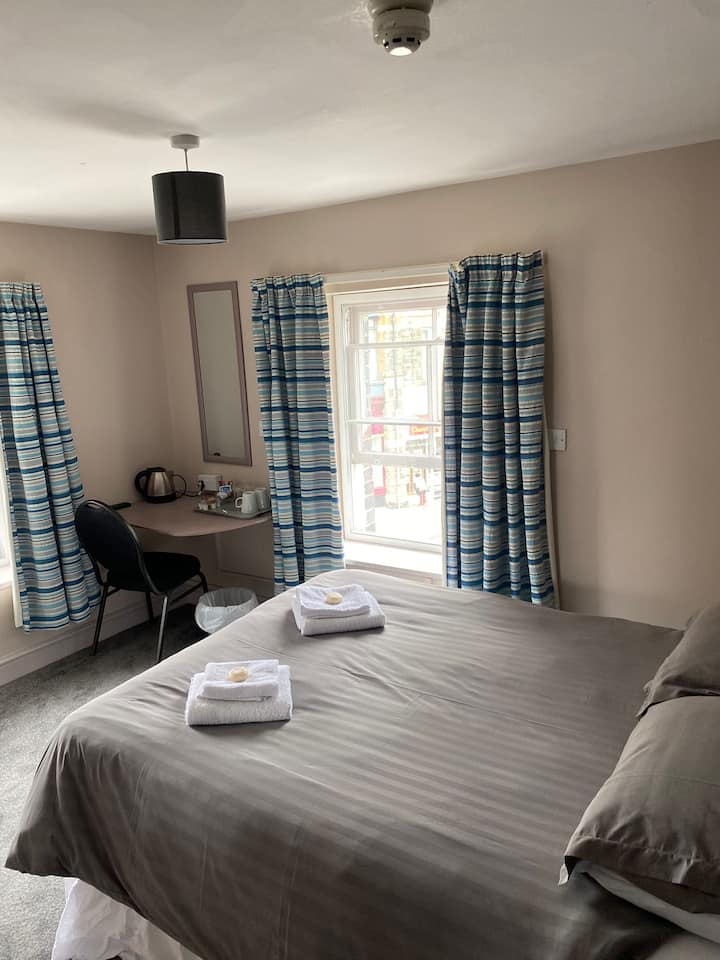 All Rooms En-suite And Private - Rhayader
