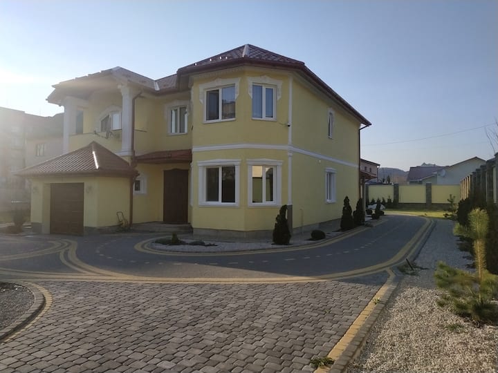 Large Luxury Villa - Мукачево