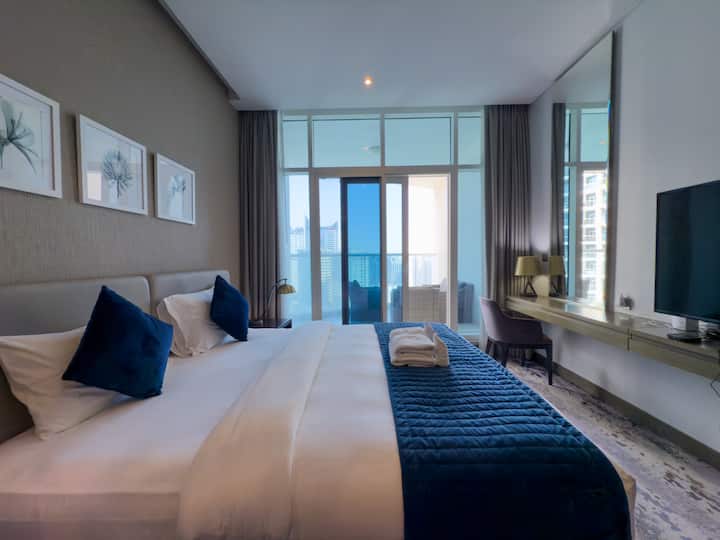 Beautiful Canal & Pool View - Dubai