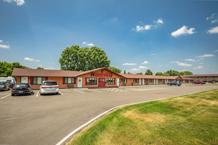 Charming Chalet Single King Room - New Glarus, WI