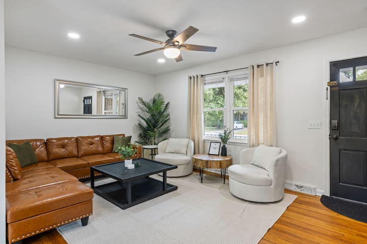Stunning Coastal Home W/ Spacious Yard & Deck - Charleston, SC