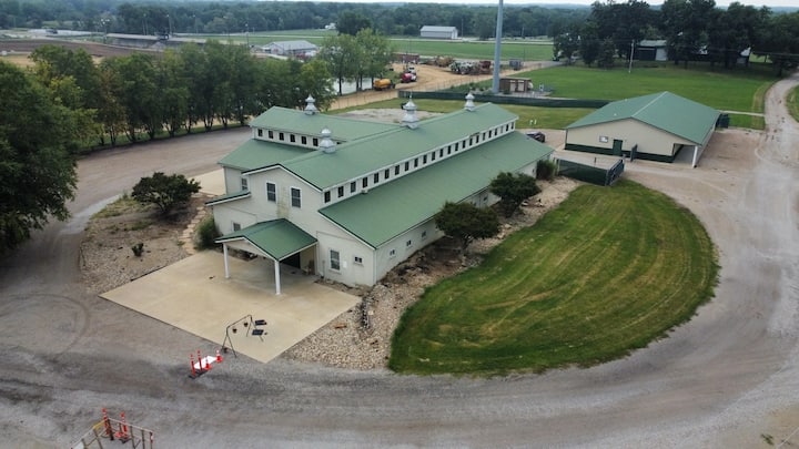 Exclusive 10,000sqft Lodge On Private Resort - Charleston, IL